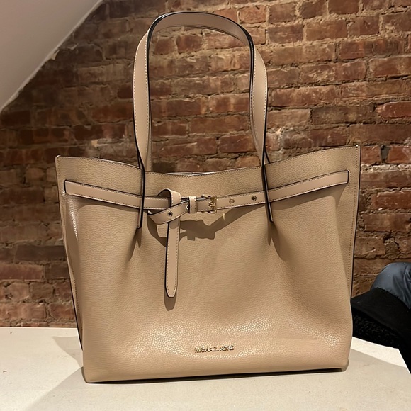 Michael Kors | Bags | Nwt Michael Kors Emilia Buff Leather Tote Bag ...